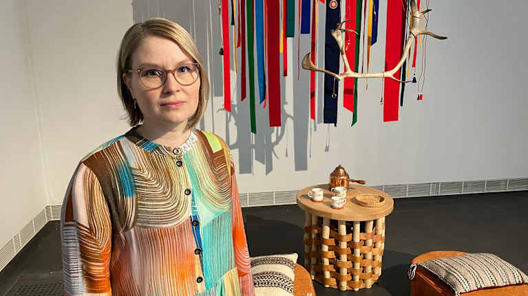 Sápmi Triennale buvttehii Roavvenjárgii: Čájáhusas oaidná mii sámi dálá ...