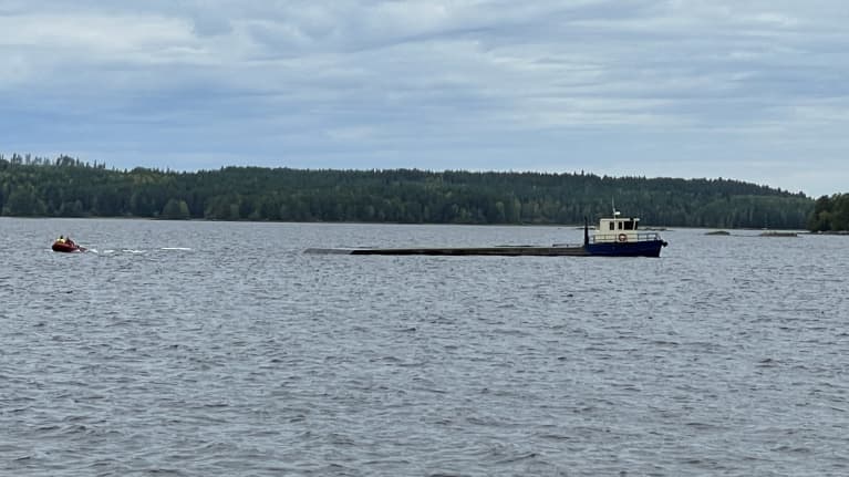 Metsäkoneita kuljettanut proomu upposi Pieliseen Lieksassa – jopa ...