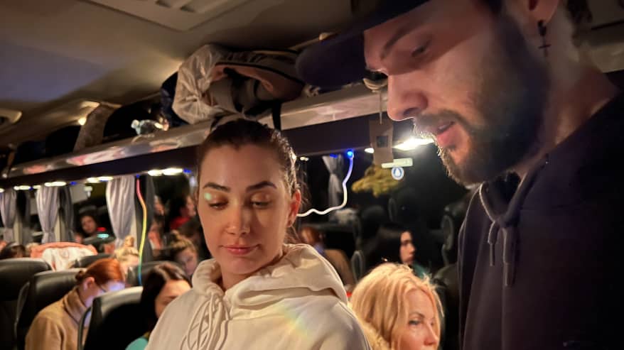 Mies tumppasi tupakan, vilkutti hymyillen ja lähti sotaan – Yle matkusti bussissa, joka haki ...