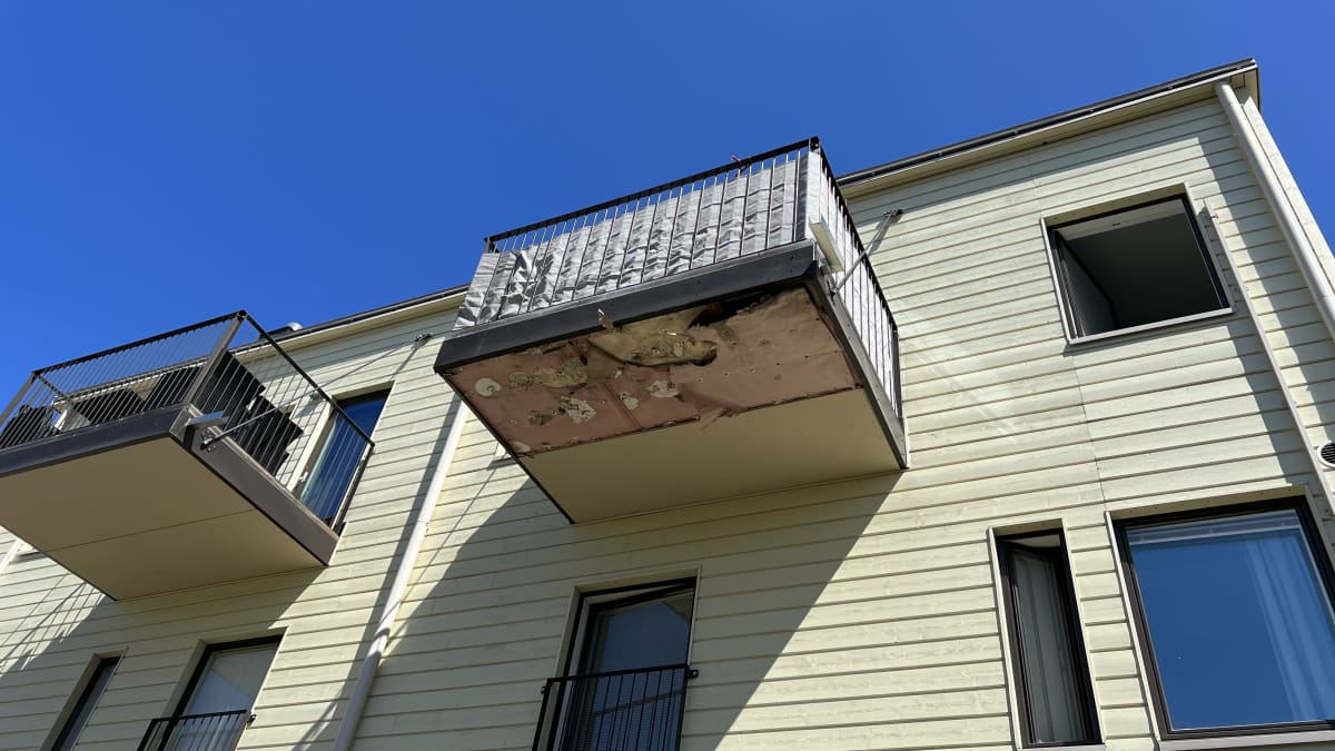 Parvekkeesta putosi pohja Turussa – puukerrostalon kaikki parvekkeet ...
