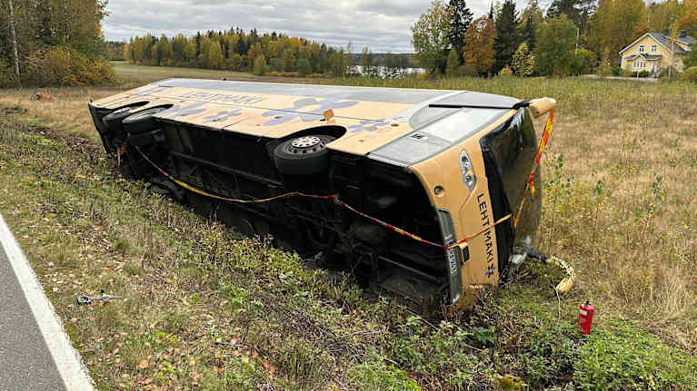 Koululaisia kuljettanut bussi kaatui kyljelleen Lahden Nastolassa ...