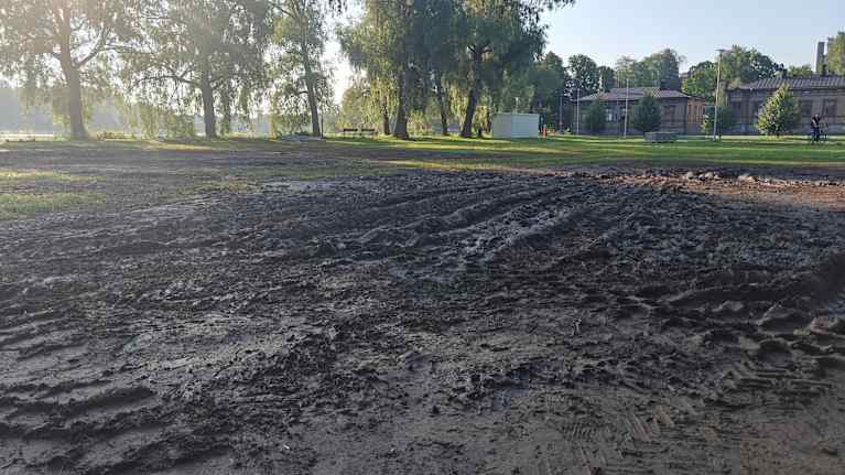 Rankkasade ruoski Hämeenlinnan festarikentän mutaliejuksi ...