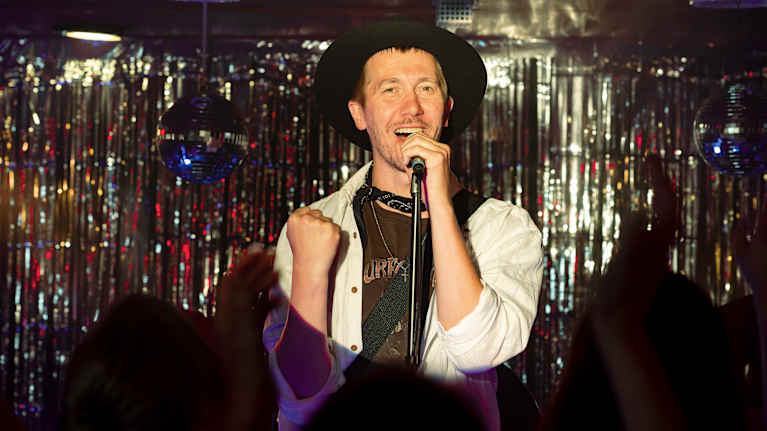 Recension: Livet är en fest – mindre festliga klichéer om ...