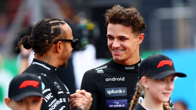 Brittikuskien kilvanajo sytytti kotiyleisön, Lewis Hamilton jakoi ...