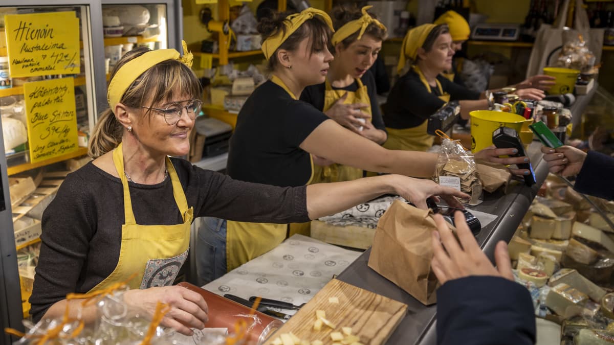 Helsingin Hakaniemen halli kuhisee nyt kovemmin kuin koko vuonna ...