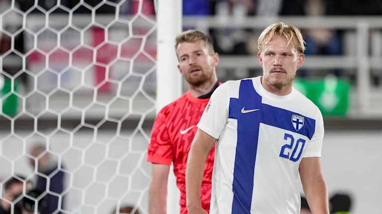 Miksi ensisuudelma on osa Huuhkajat-luotsin parasta jalka­pallo­muistoa ...