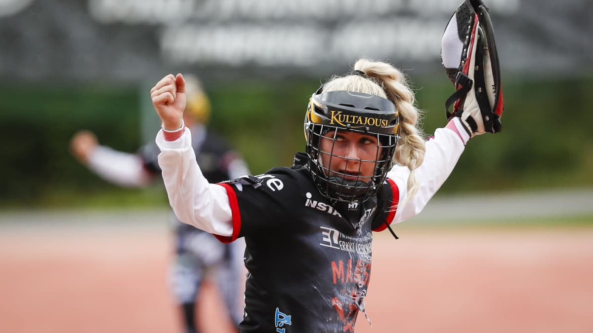 Pikakiituri Saaga-Angelia Raudasoja sai pallon kasvoihinsa ja poskiluu ...