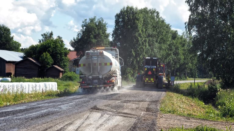 Kylätien kestopinta vaihtui soraksi, koska se tulee halvemmaksi ...