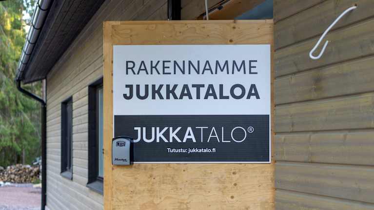 Selvitimme tilintarkastajien toimeksiannot – yhdeltä henkilöltä löytyi ...