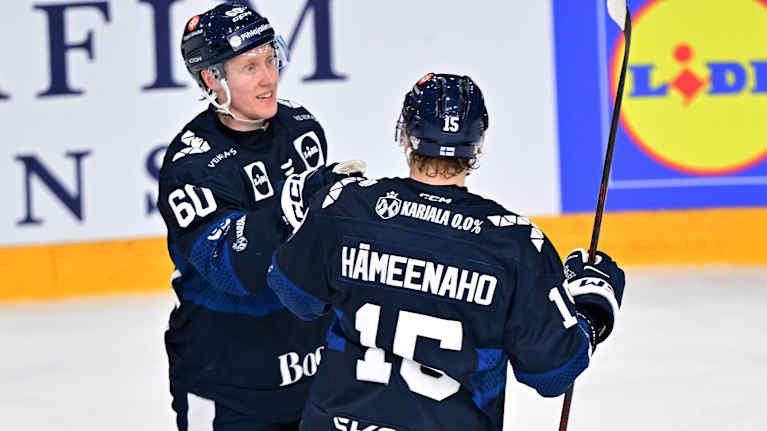 Lassi Thomson juhlii 2-0-maaliaan yhdessä Lenni Hämeenahon kanssa Göteborgissa 18.4. 2025. 