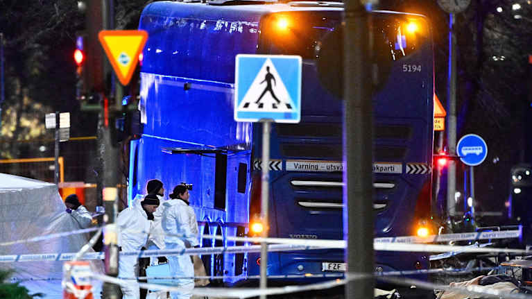 Tre dog och tre skadades när buss rammade busskur i centrala Stockholm ...