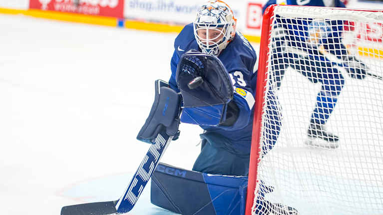 Emil Larmi torjuu jääkiekon MM-kisoissa.