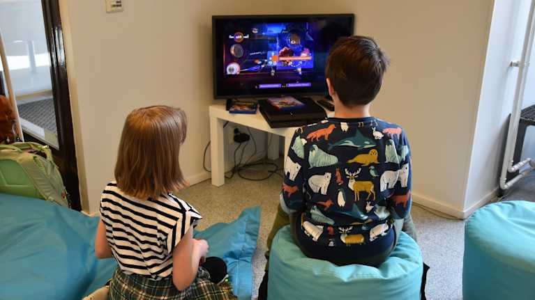 Okej med friare skärmtider under skollov: ”Om man har fått ett nytt spel, ska man få spela det ...