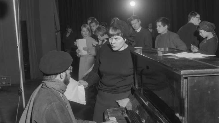 Herkkien rakkauslaulujen ja poliittisen laululiikkeen säveltäjä Kaj ...