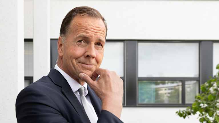 Näin tienasi surkeimmassa jamassa olevan hyvin­vointialueen johtaja ...