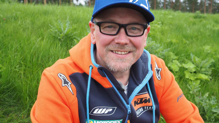 Maailmanmestari Samuli Aro testasi sähköenduropyörää kilpailussa – akku ...