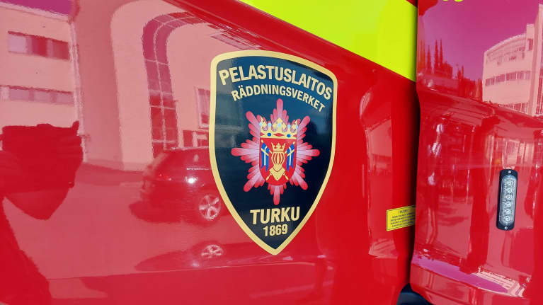 Kaksi mönkijäkuskia sai kylmän kylvyn ajettuaan sulaan Kaarinassa ...