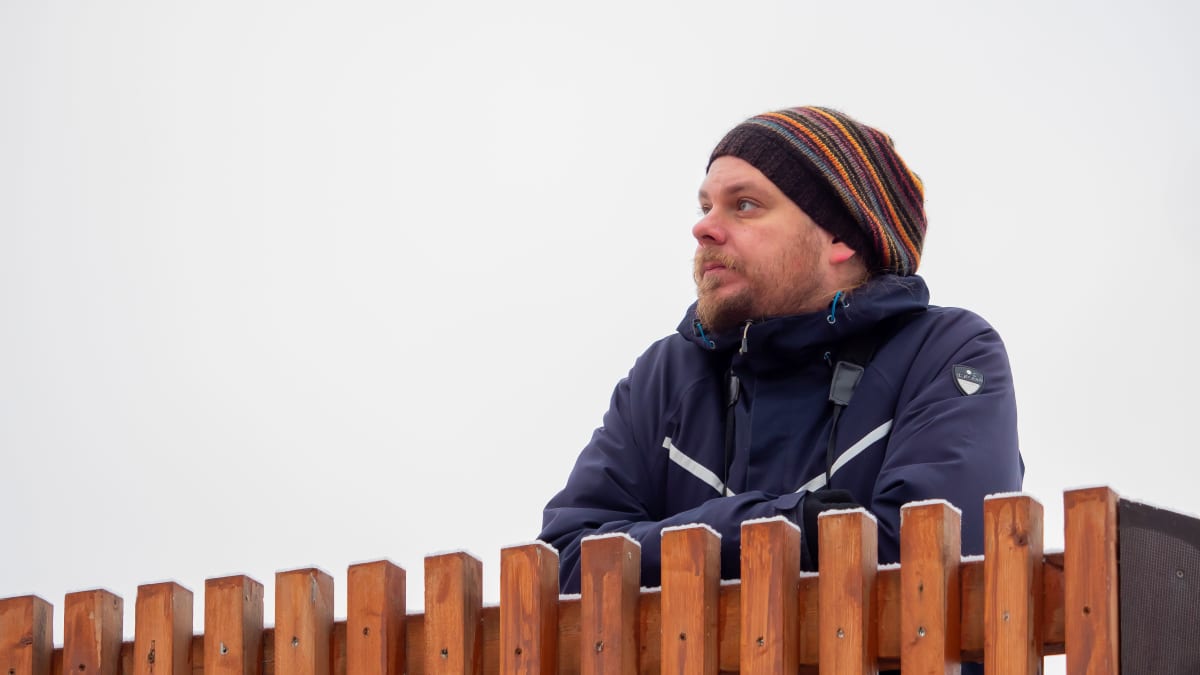 Oululainen koomikko Iikka Kivi kertoo käyneensä poliisin kuulusteluissa ...