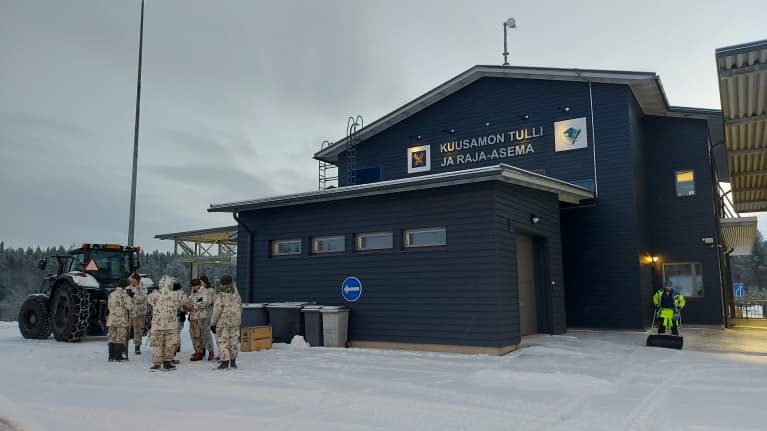 Kuusamon rajanylityspaikan läheisyyteen rakennetaan tänään esteitä ...