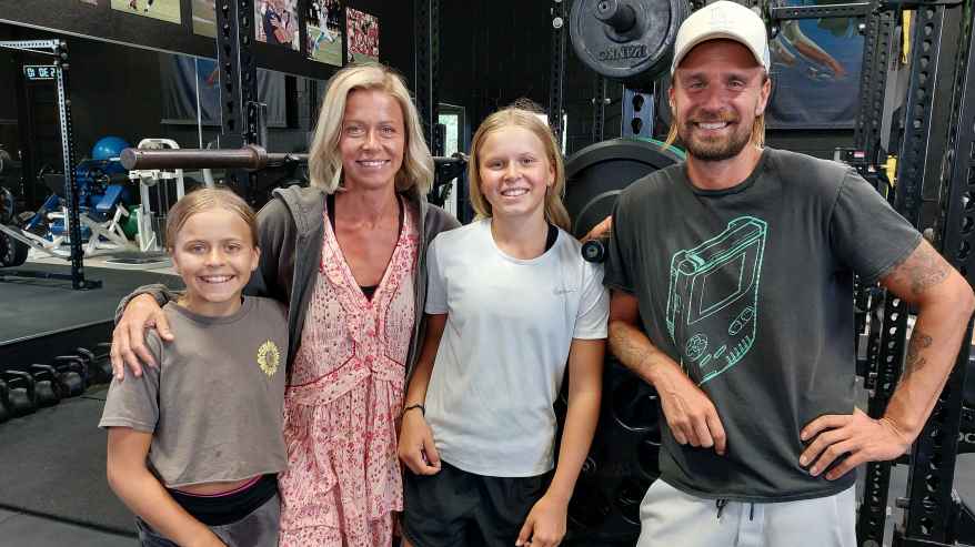 Ympäri maailmaa reissaava Heili Sirviö, 13, elää poikkeuksellista ...