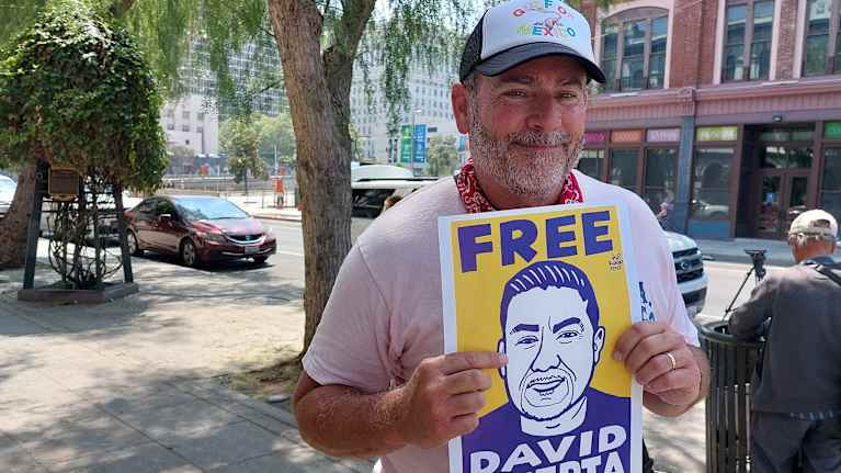 ”Maa on menossa kohti fasismia” – näin Los Angelesin mielenosoittajat ...