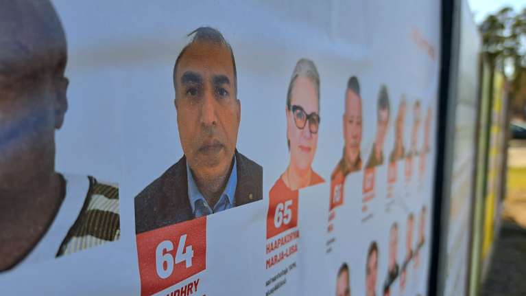 SDP:n ehdokkaan Faisal Chaudryn kasvot vaalimainoksessa.