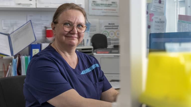 Sairaanhoitaja Hanna Hovi on tyytyväinen työhönsä, eikä ole ainoa – katso, mikä saa hoitajat ...