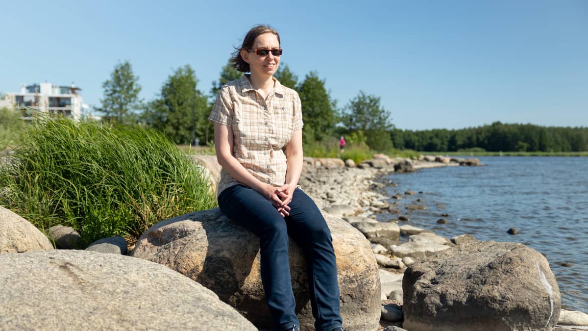 Helsinkiläinen magneettikalastaja Tuza Thusberg onkii merestä roskaa ...