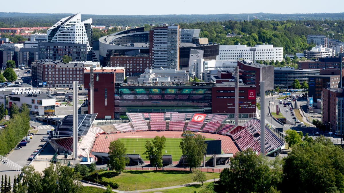 Посол України кинула першу шайбу на відкритті хокейних змагань в ...