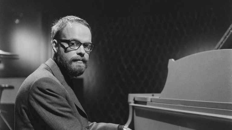 Herkkien rakkauslaulujen ja poliittisen laululiikkeen säveltäjä Kaj ...