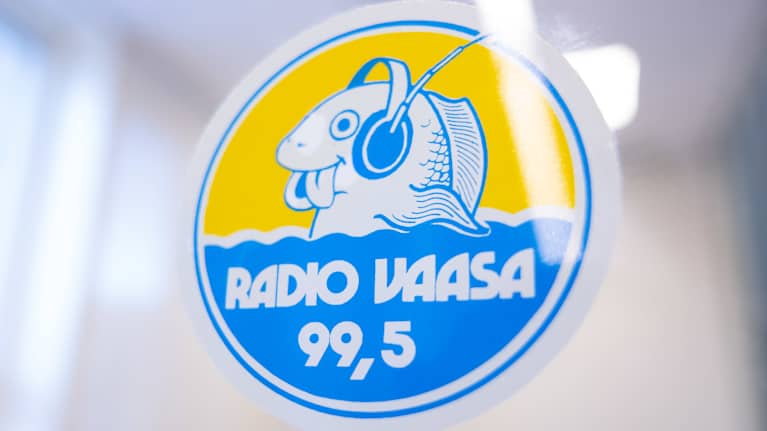 Finlands enda tvåspråkiga radiokanal firar 40 år: ”I början var det ...