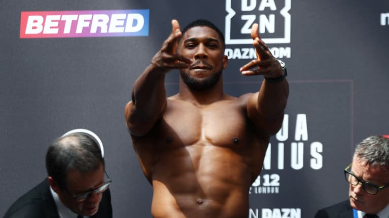 Katso, miten Robert Heleniuksen ikuisuuksia kestänyt tuijotus sai ...