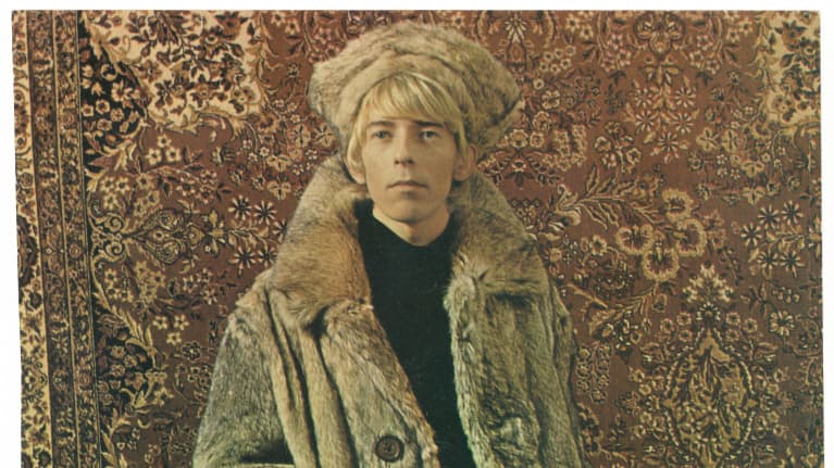 Kriitikko Jukka Kajavaa pelättiin ja palvottiin ”Jos nahkahousut katsomossa narisevat, tulee ...