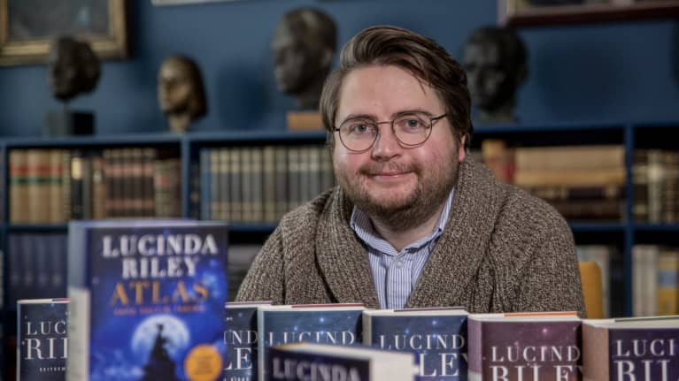 Yli miljoona kirjaa Suomessa myyneen Lucinda Rileyn poika saattoi ...