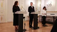 Suzanne Innes-Stubb ja Alexander Stubb seisovat vierekkäisillä puhujakorokkeilla tiedotustilaisuudessa.