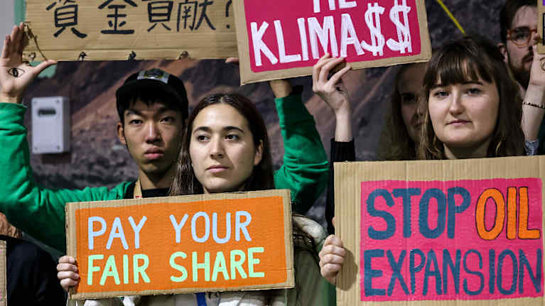 Allt är inte nattsvart – det här bestämdes på klimatmötet COP29 i Baku | Inrikes | Svenska Yle