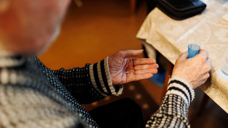 Monelle iäkkäälle kotihoidon asiakkaalle määrätään opioideja ilman ...