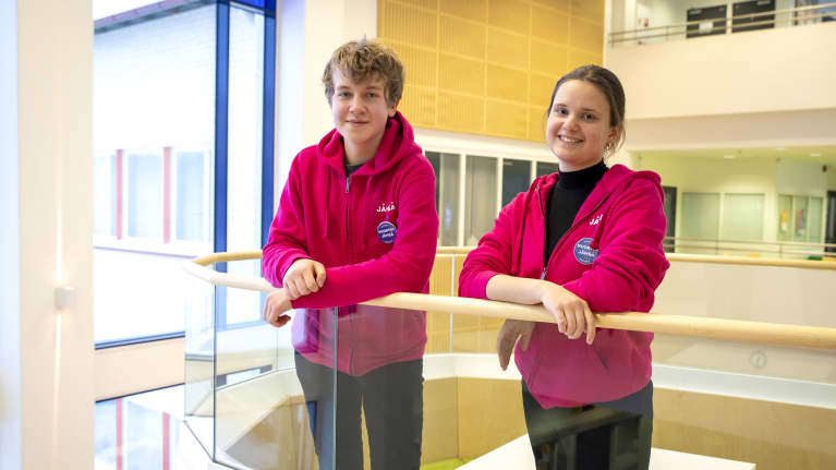 Nämä nuoret haluaisivat nukkua aamuisin pitempään – nyt koulutaksiin on ...