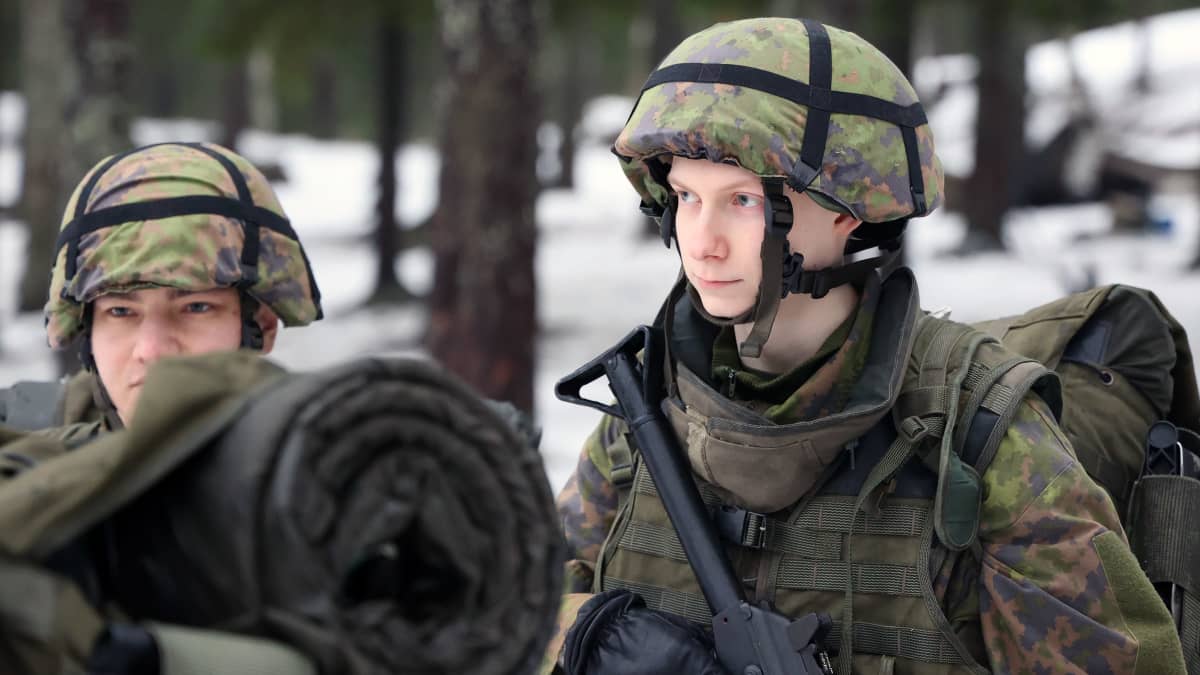 Tiktokissa trendaavia temppuvideoita ei saisi Puolustusvoimien mukaan ...