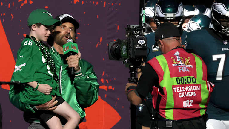 Eagles voitti Super Bowlin ylivoimaisella esityksellä – supertähti ...