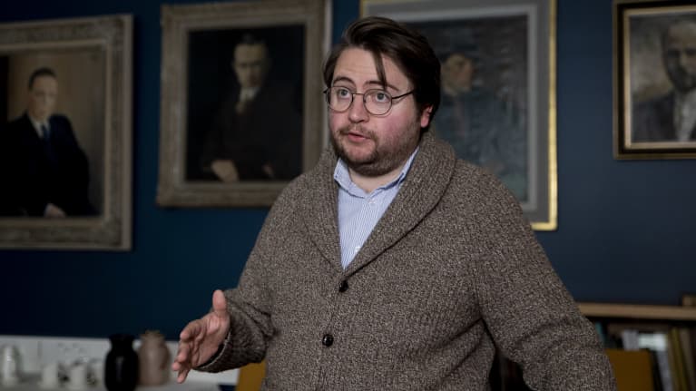 Yli miljoona kirjaa Suomessa myyneen Lucinda Rileyn poika saattoi ...