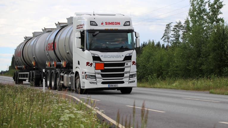 Tankbil körde av vägen i Ingå – brännolja läckte ut | Västnyland ...