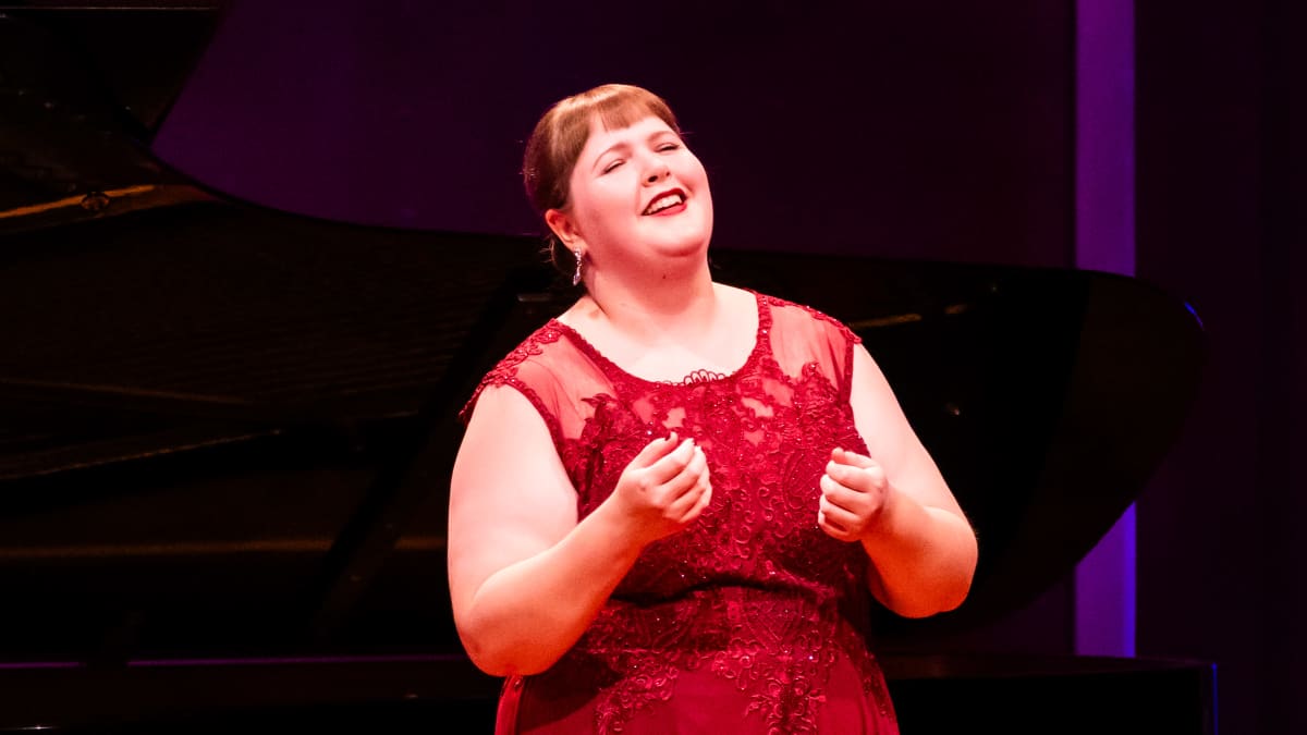 Perinteisen Timo Mustakallio -laulukilpailun voitti sopraano Iirisilona ...