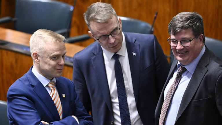 Kokoomuksen Timo Heinonen (vas.), Jukka Kopra ja Arto Satonen eduskunnan täysistunnossa.