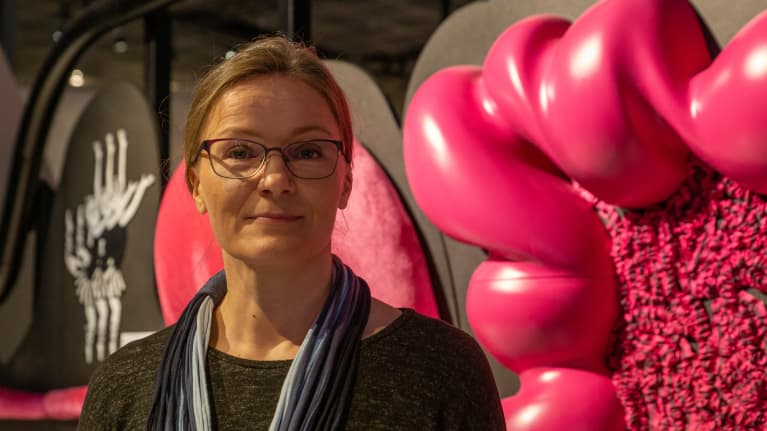 Kuuluisa saksalaislääkäri näyttää, miten pöntöllä kannattaa istua, että ...