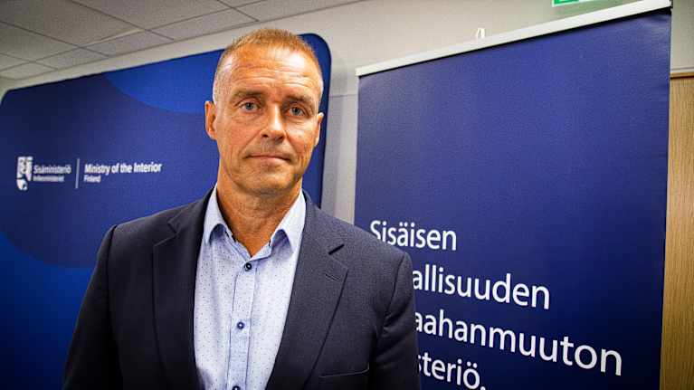 Tusentals brandmän bekämpar omfattande mark- och skogsbränder i ...