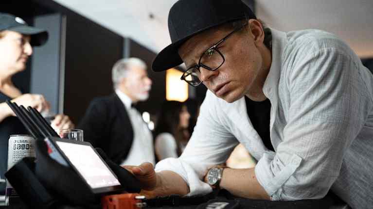 Tuntematon suomalainen on kuvannut videoita Jennifer Lopezille, Cardi B ...