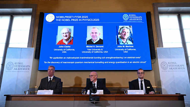 ”Grunden för all digital teknik”: Nobelpriset i fysik går till forskare ...
