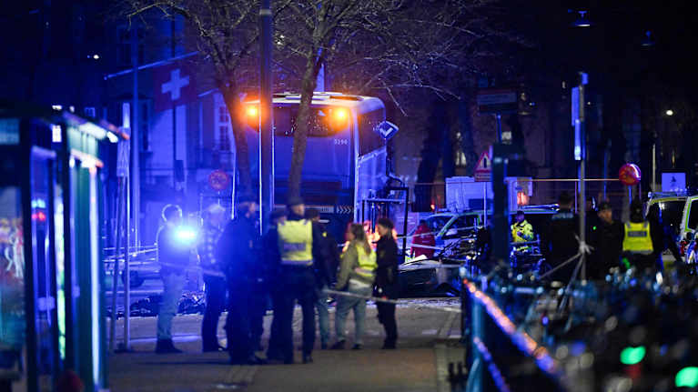 Polisen bekräftar att tre dog i bussolyckan i Stockholm | Utrikes ...