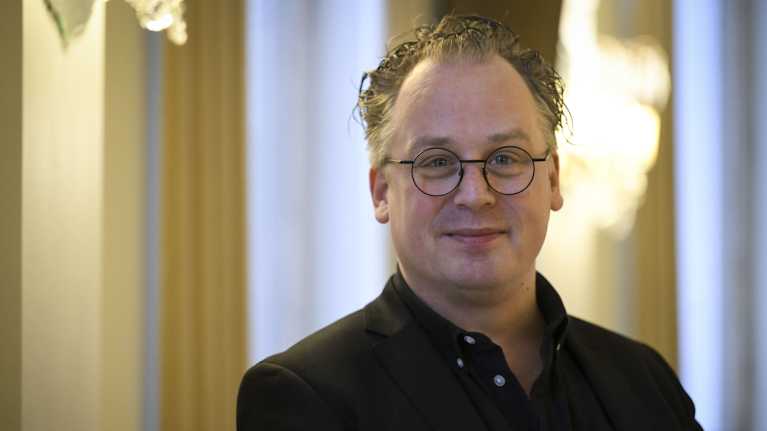 Upproriska barn intar Svenska Teatern i höst – Lillian, Lisa och Alexandra spelar Matilda i stor ...